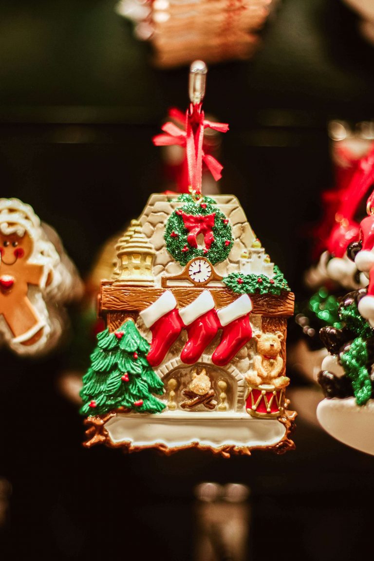 37 Stocking Stuffers For Travelers For Christmas (Under $30!)