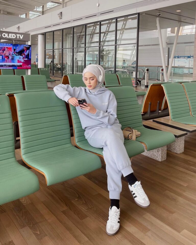 35+ Best Airport Outfits For All Seasons (Chic & Comfy Ideas!)