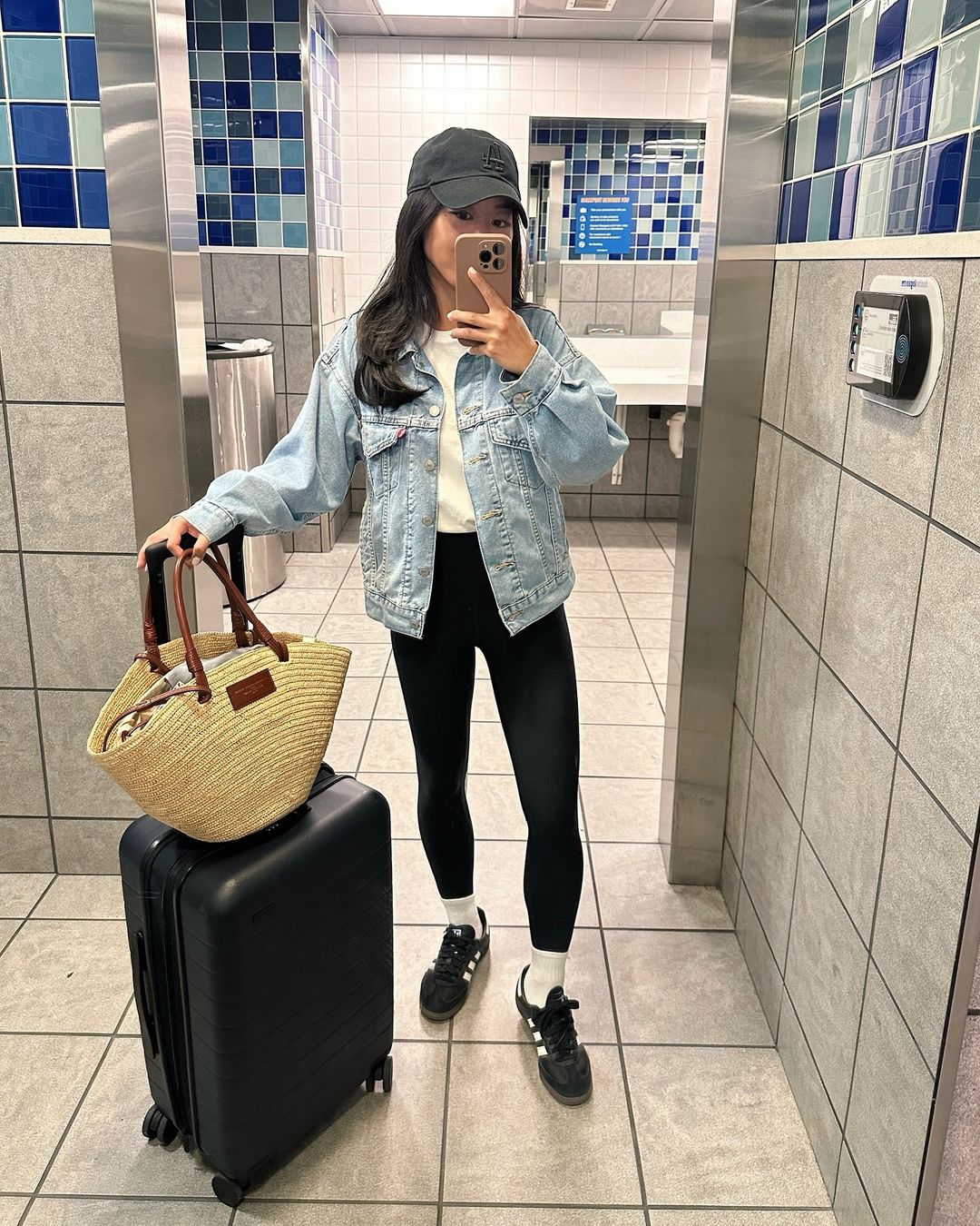 35+ Best Airport Outfits For All Seasons (Chic & Comfy Ideas!)