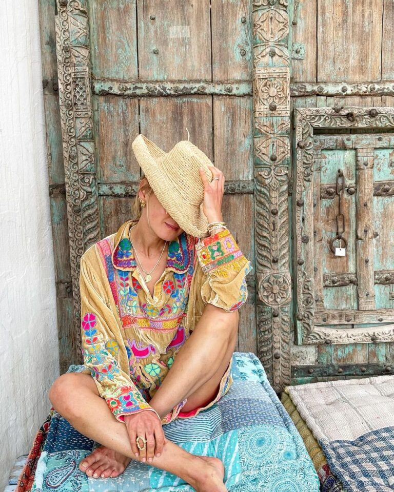 31 Glamping Outfits For All Seasons (Pretty & Practical!)