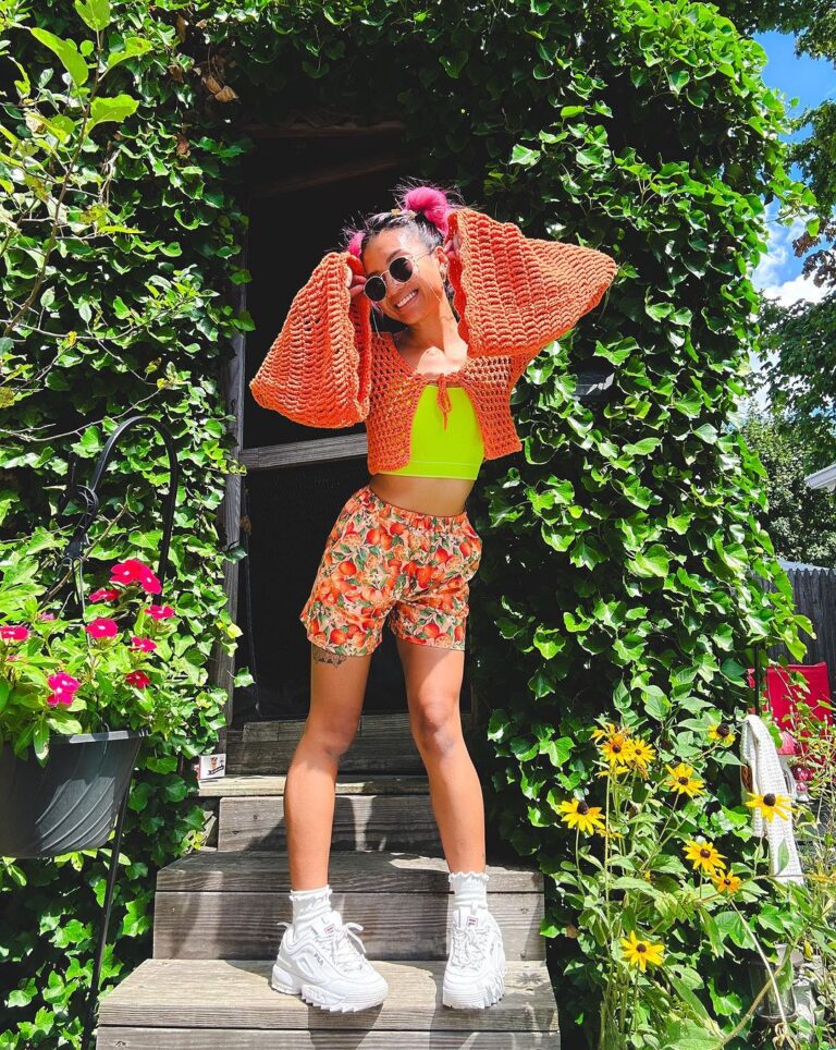 31 Glamping Outfits For All Seasons (Pretty & Practical!)