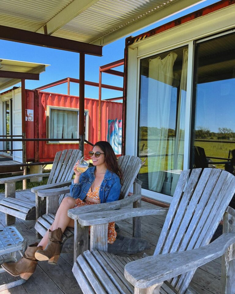 31 Glamping Outfits For All Seasons (Pretty & Practical!)