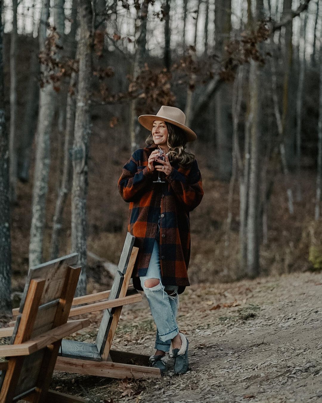 31 Glamping Outfits For All Seasons (Pretty & Practical!)