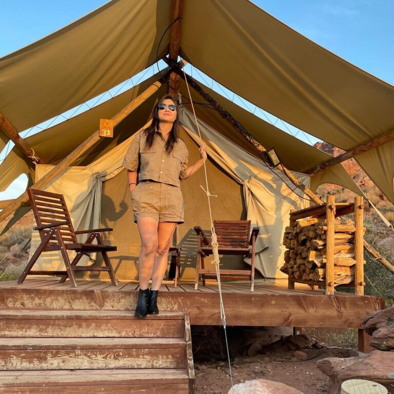 31 Glamping Outfits For All Seasons (Pretty & Practical!)