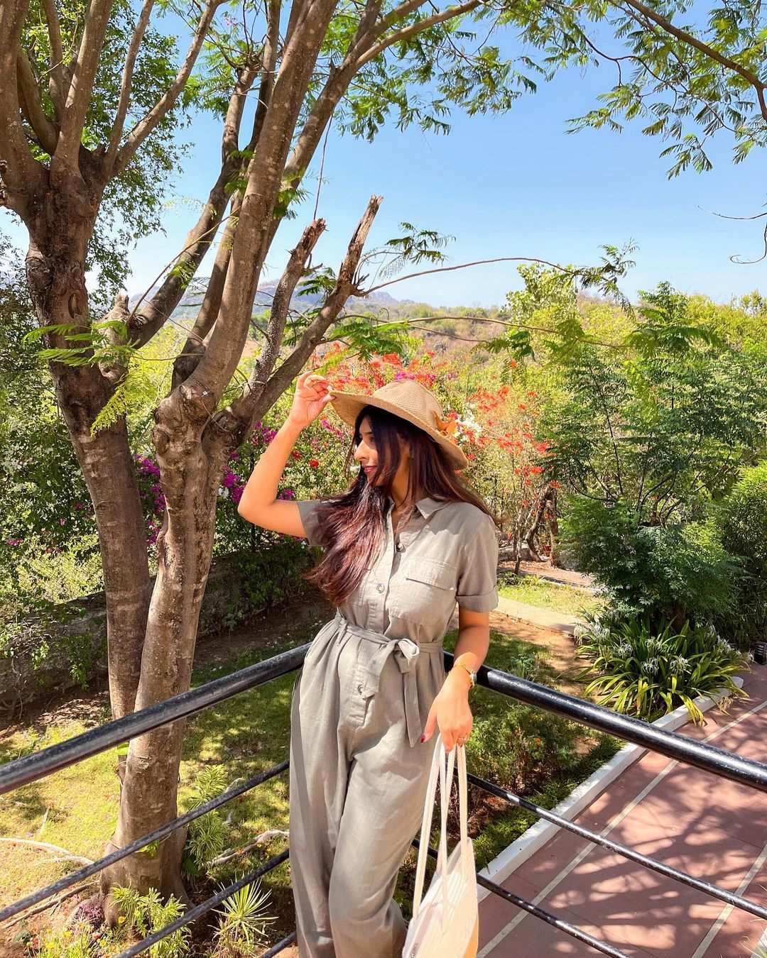 31 Glamping Outfits For All Seasons (Pretty & Practical!)