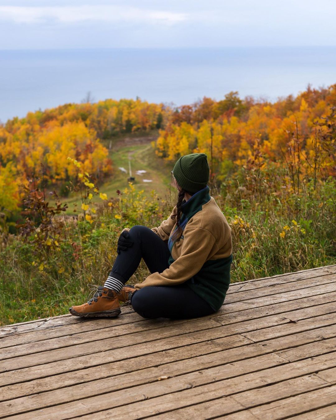 23+ Hiking Outfits For The Fall And Winter (Cute & Practical)