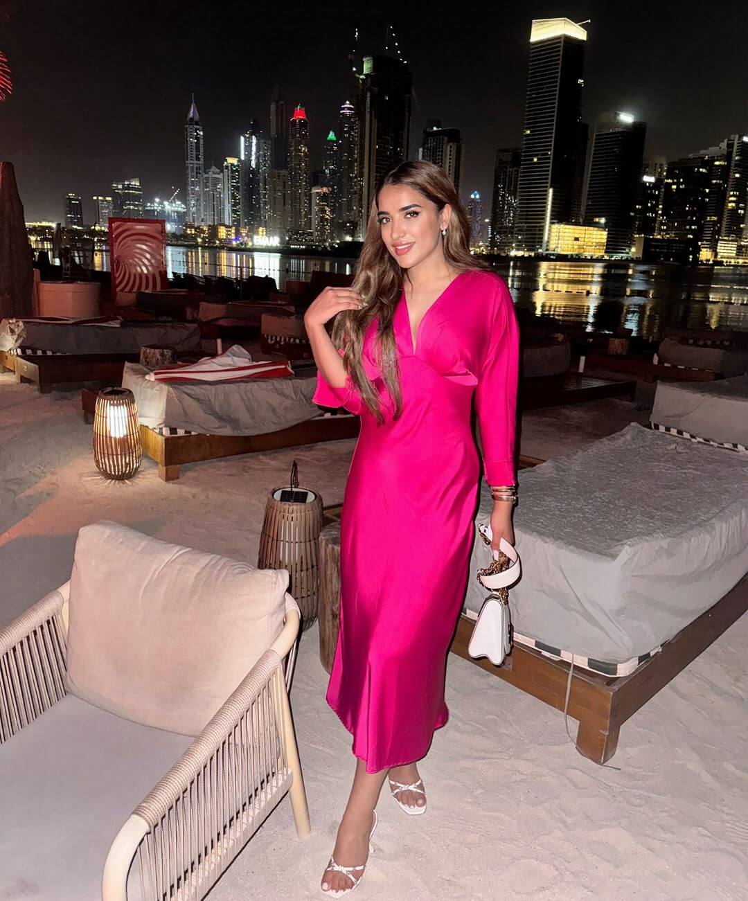 33+ Chic & Modest Dubai Outfit Ideas (And What to Avoid)!!