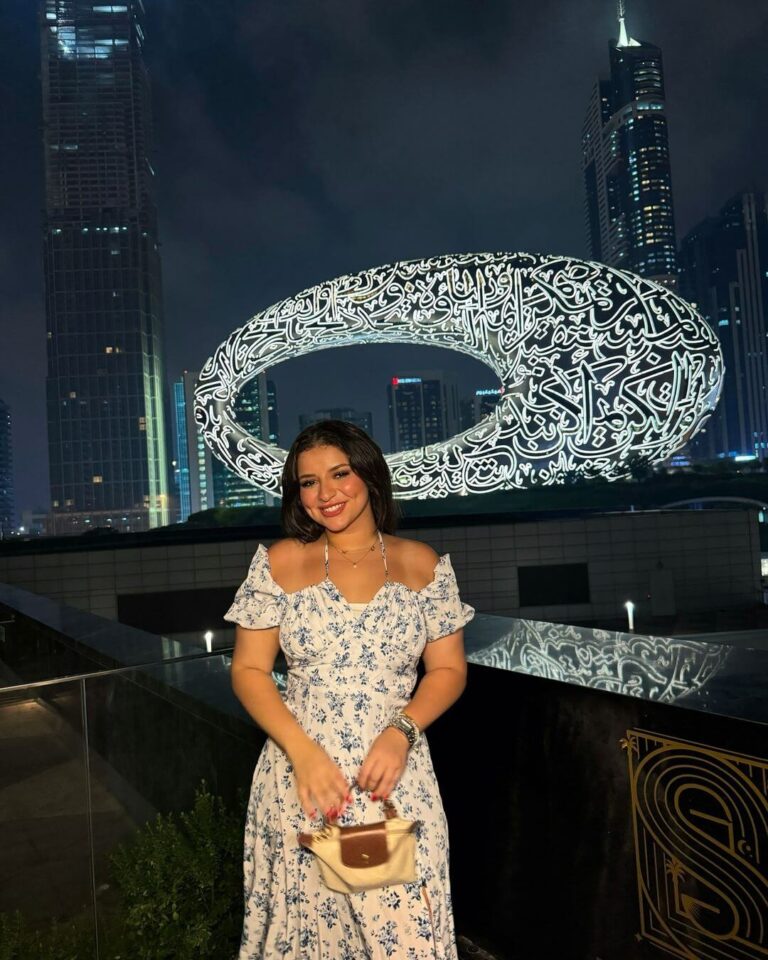 33+ Chic & Modest Dubai Outfit Ideas (And What to Avoid)!!