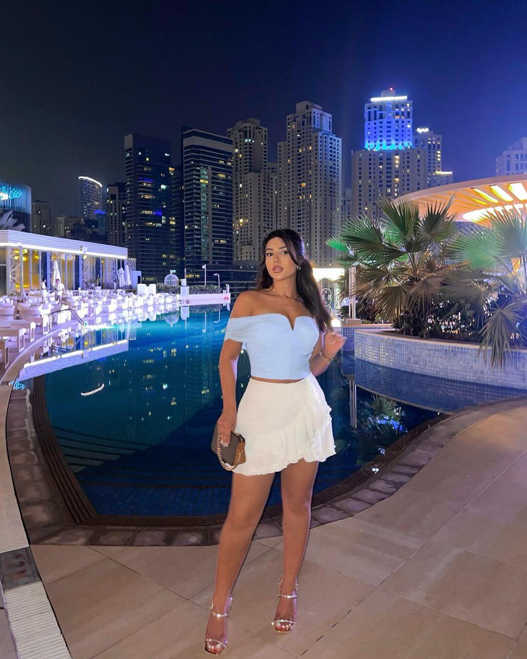 33+ Chic & Modest Dubai Outfit Ideas (And What to Avoid)!!