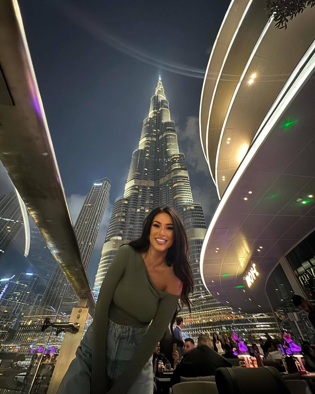 33+ Chic & Modest Dubai Outfit Ideas (And What to Avoid)!!