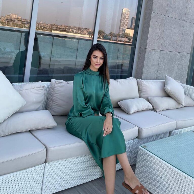 33+ Chic & Modest Dubai Outfit Ideas (And What to Avoid)!!