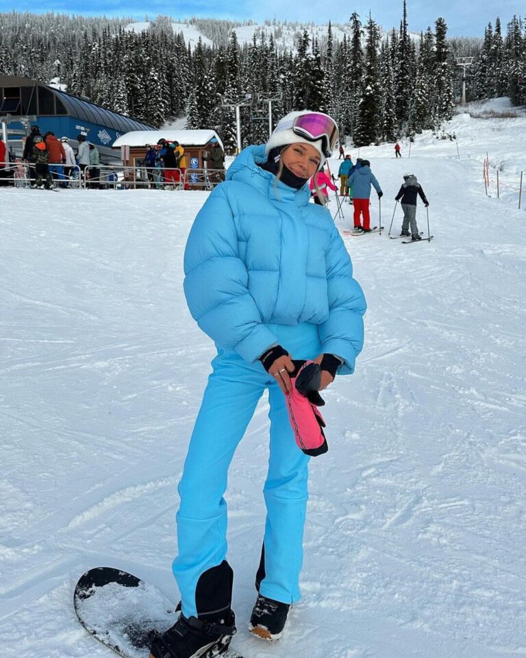25+ Super Chic Ski Outfits (Cozy And Practical!)