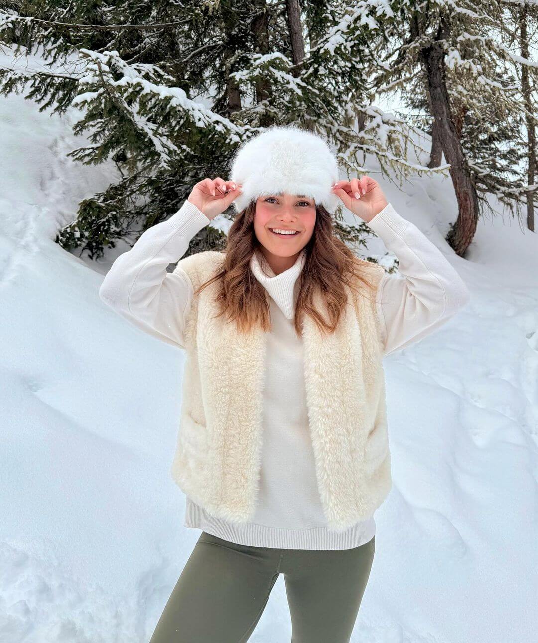 25+ Super Chic Ski Outfits (Cozy And Practical!)