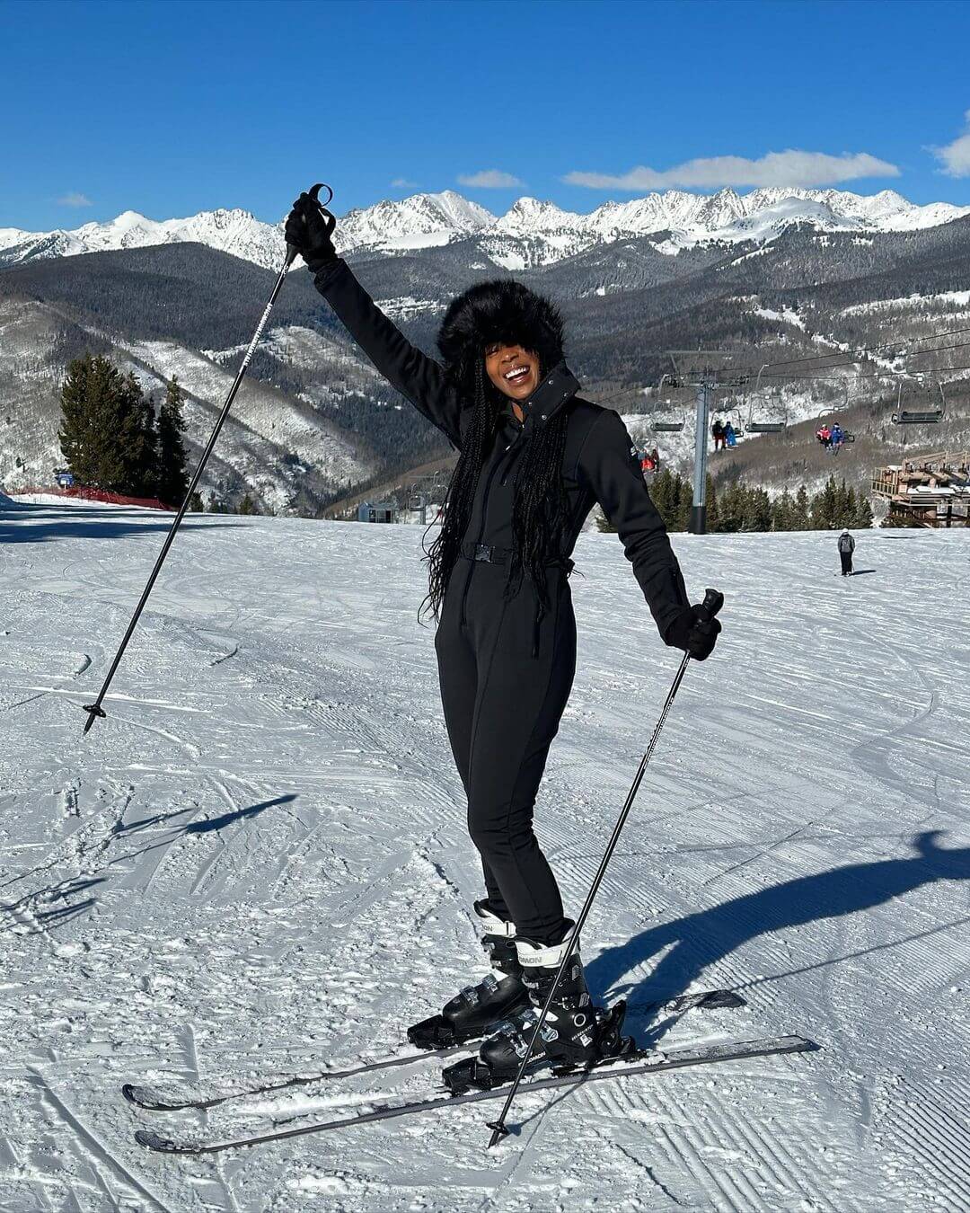 25+ Super Chic Ski Outfits (Cozy And Practical!)