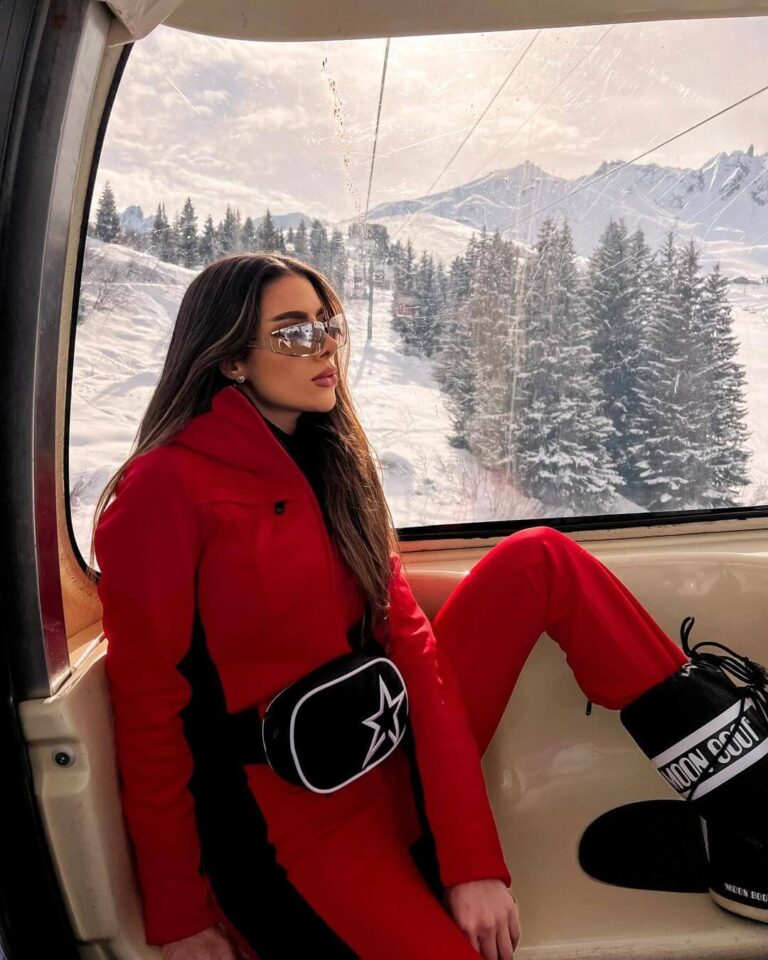25+ Super Chic Ski Outfits (Cozy And Practical!)