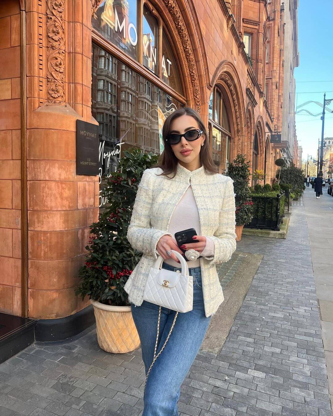 17 Stylish London Winter Outfits To Rock This Holiday Season!!