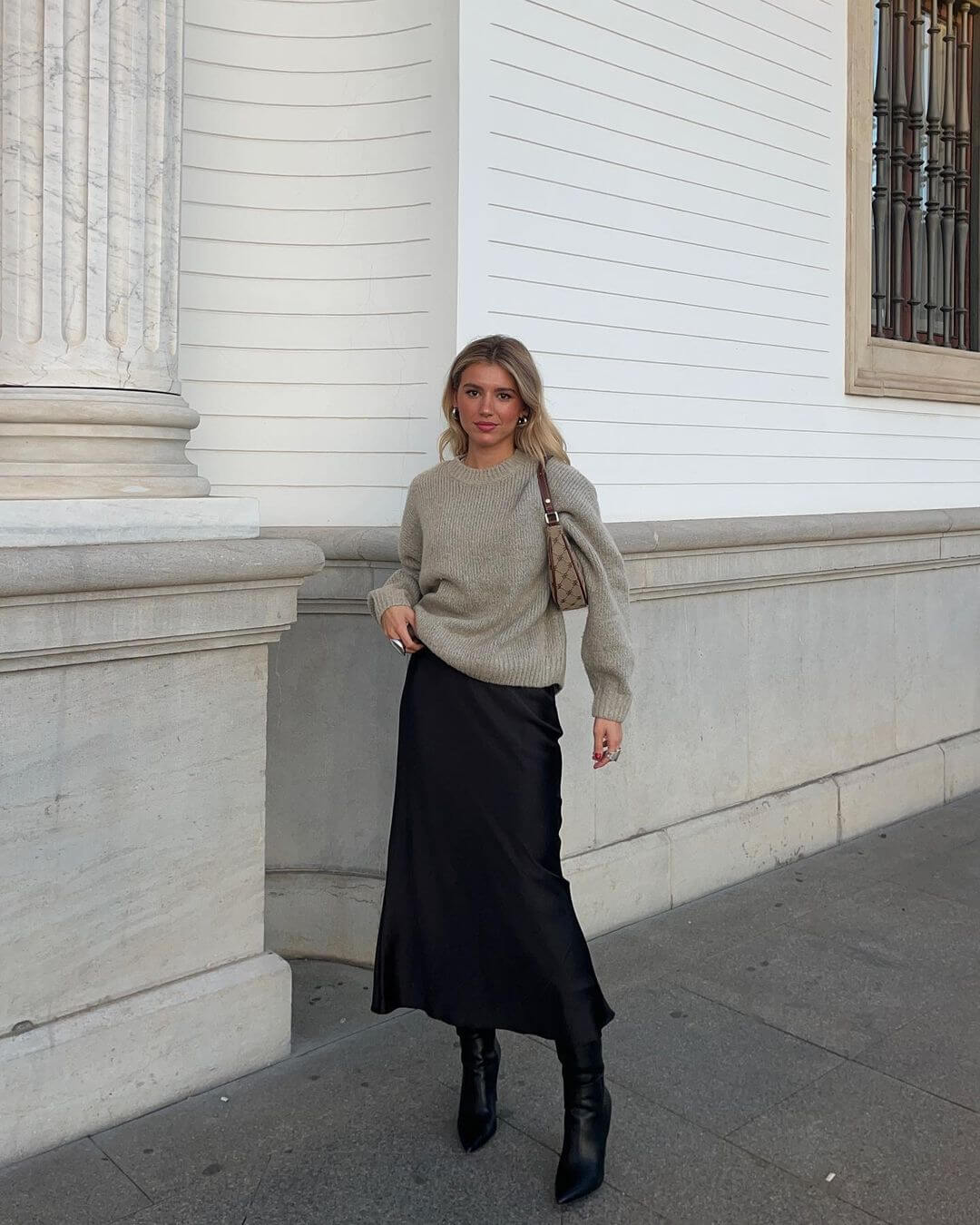 21 Fashionable Spain Outfits (+ What To Avoid!!)