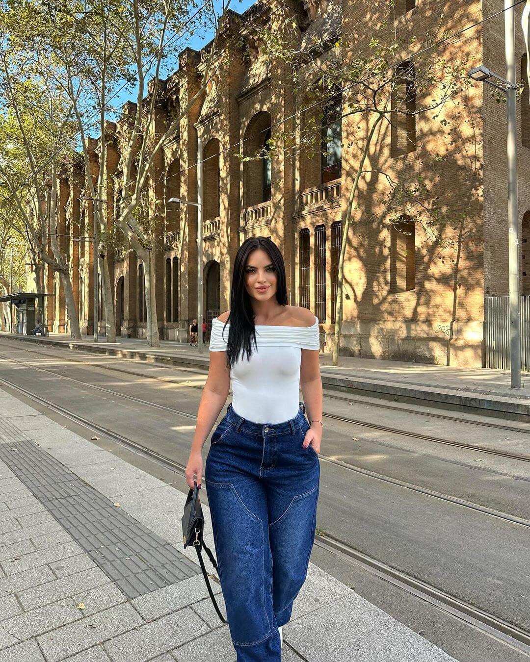 21 Fashionable Spain Outfits (+ What To Avoid!!)