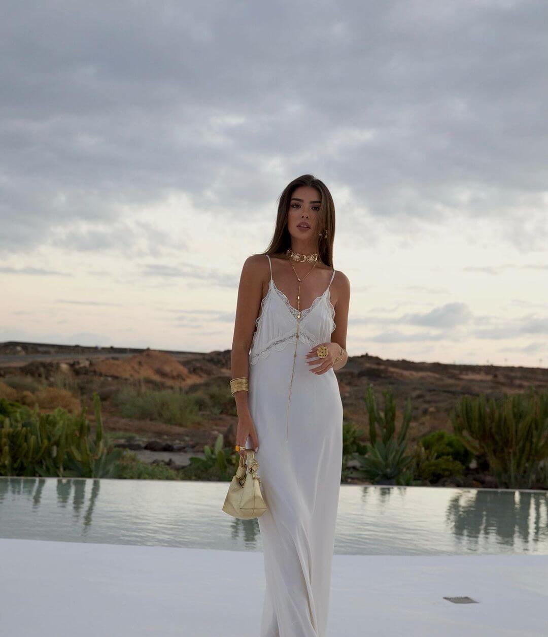 21 Fashionable Spain Outfits (+ What To Avoid!!)