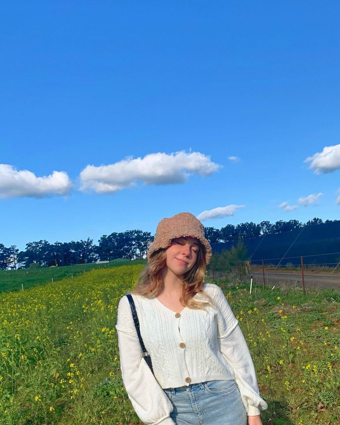 43 Australian Outfits For All Seasons (Chic & Comfy Looks!)