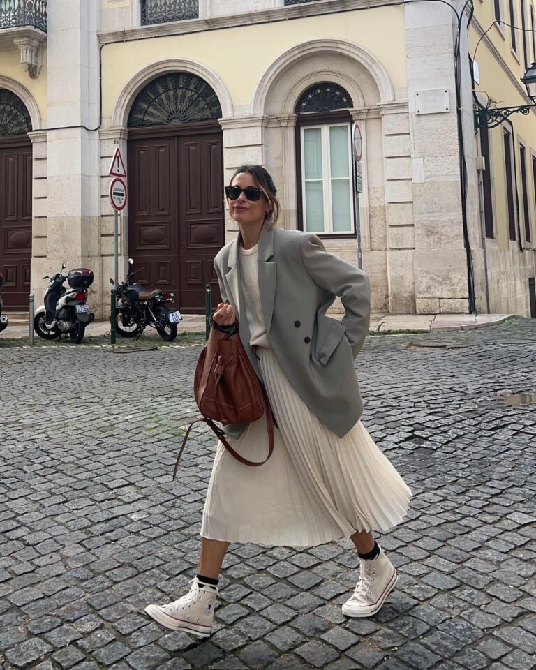 41+ Best France Outfits For All Seasons (Très Chic Looks!)