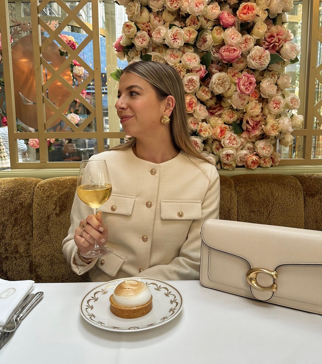 41+ Best France Outfits For All Seasons (Très Chic Looks!)